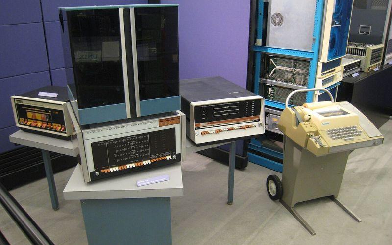 Minicomputadoras: qué son, historia, características, usos y ejemplos