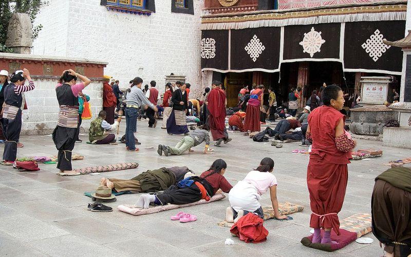 Prosternarse: qué es, significado, sinónimos, antónimos, ejemplos de uso