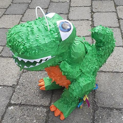 Proceso de elaboración de una piñata: materiales y paso a paso