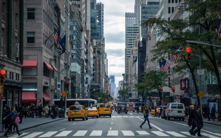 Movimiento absoluto: qué es, concepto y ejemplos